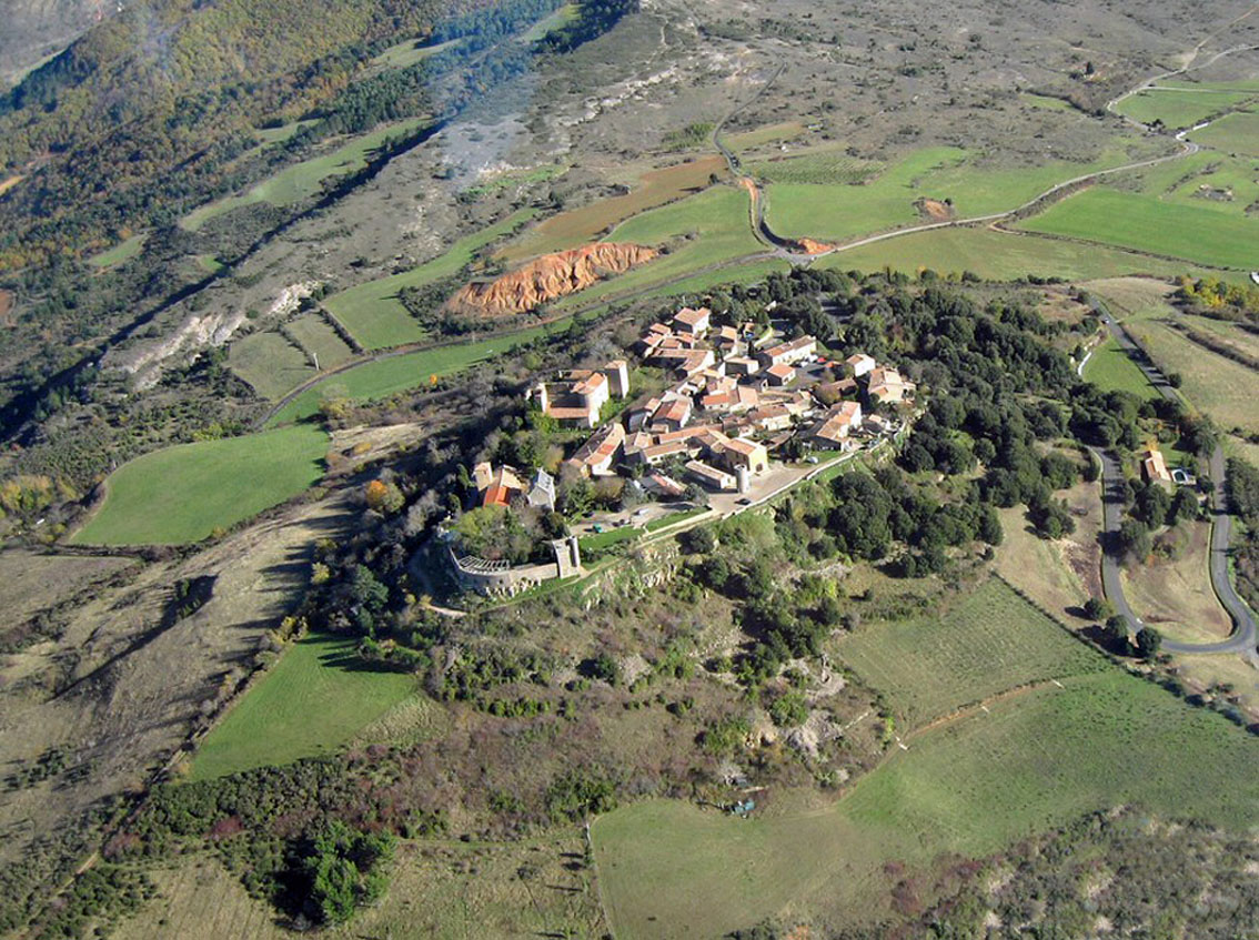 Une superbe vue d'avion de Rennes‑le‑Château aujourd'hui.