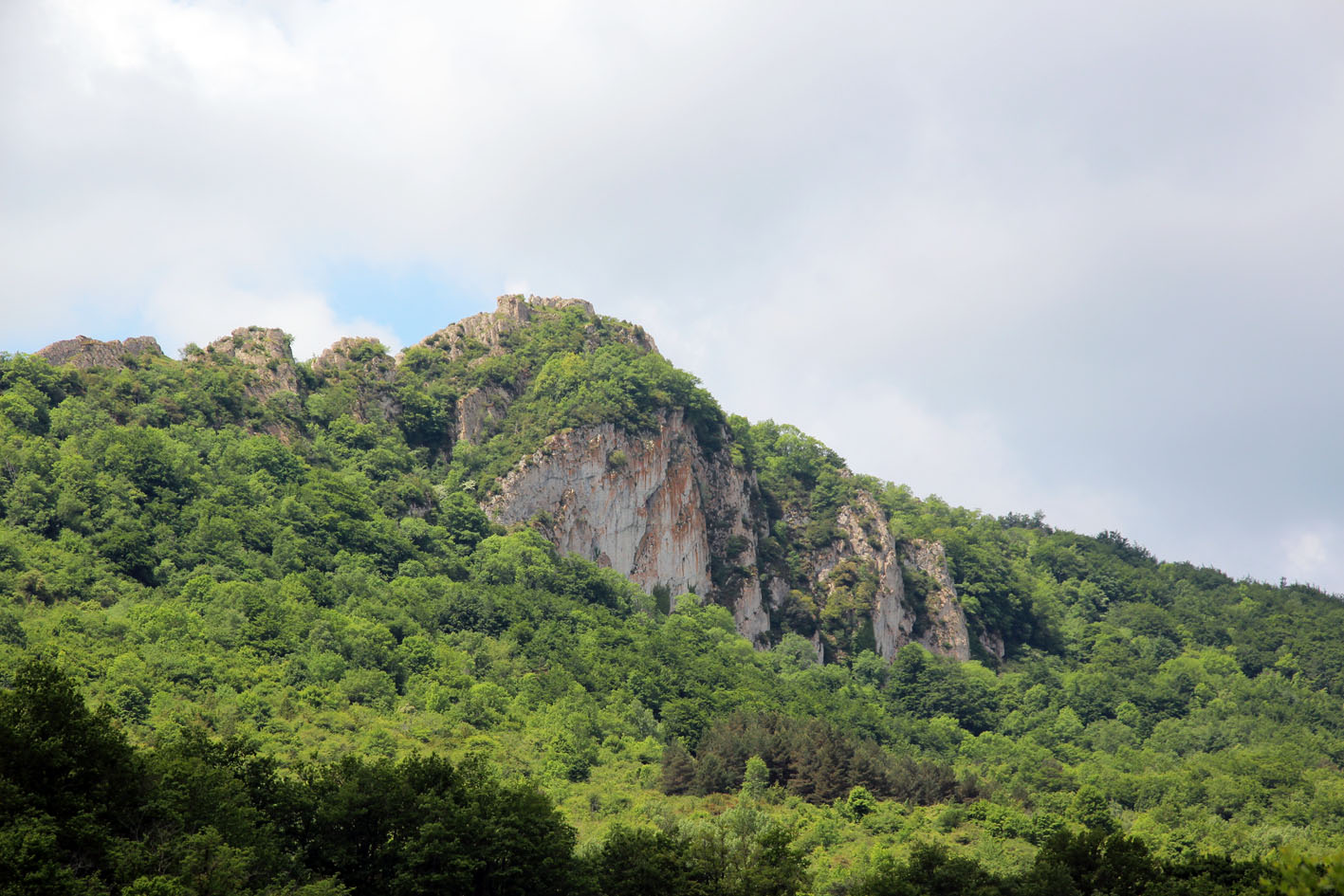 La situation du château est exceptionnelle, une construction posée à ...