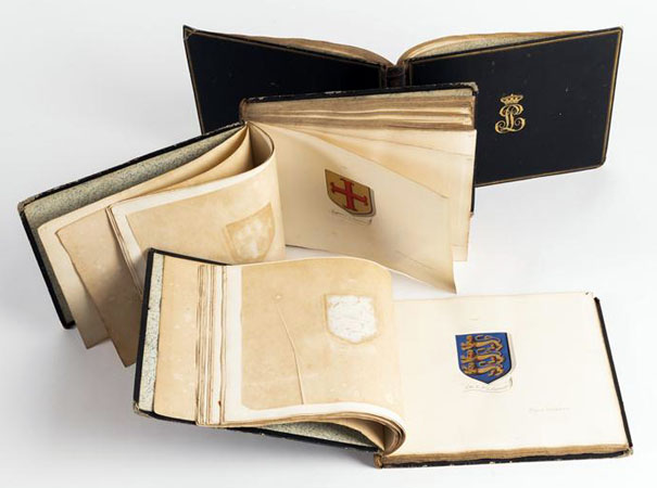 Quelques volumes des armoiries des Croisés signés Louis Philippe